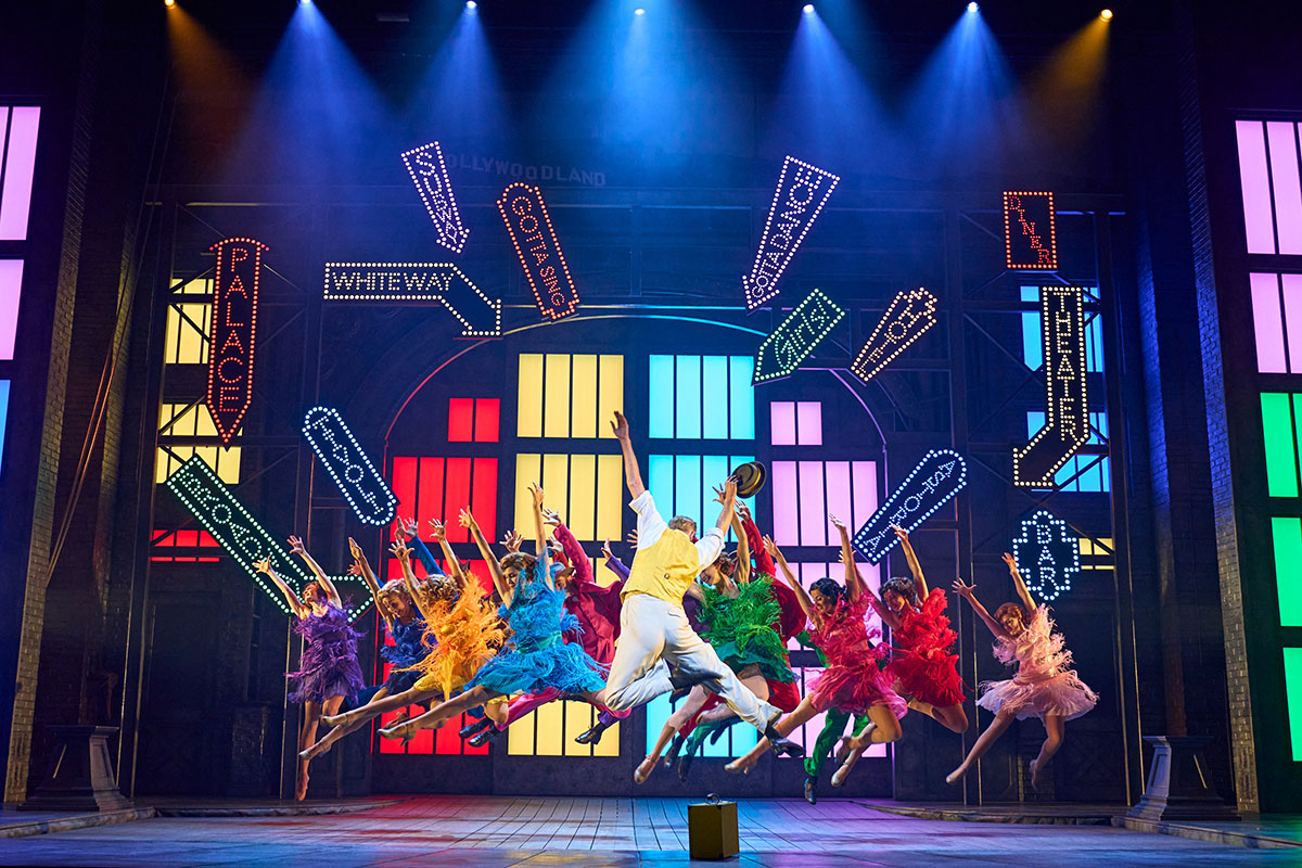Singin’ in the Rain @ Opera House review - a dreamscape in technicolour ...
