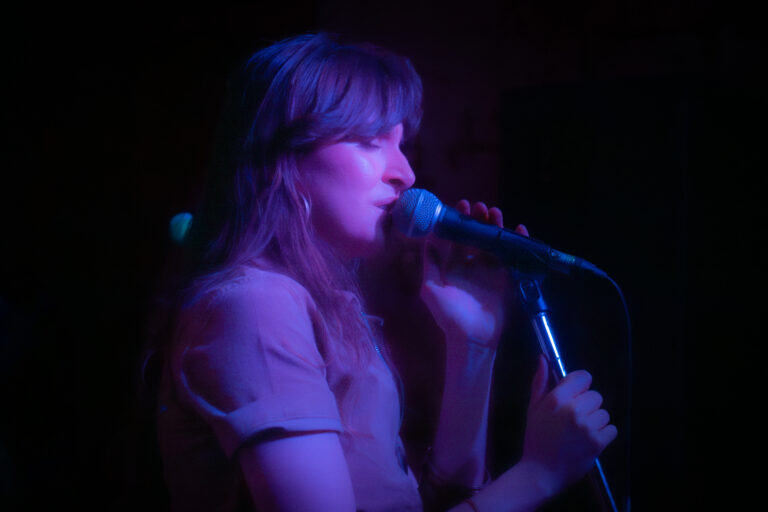 Elle Coves @ The Deaf Institute review and gallery – new indie-pop ...